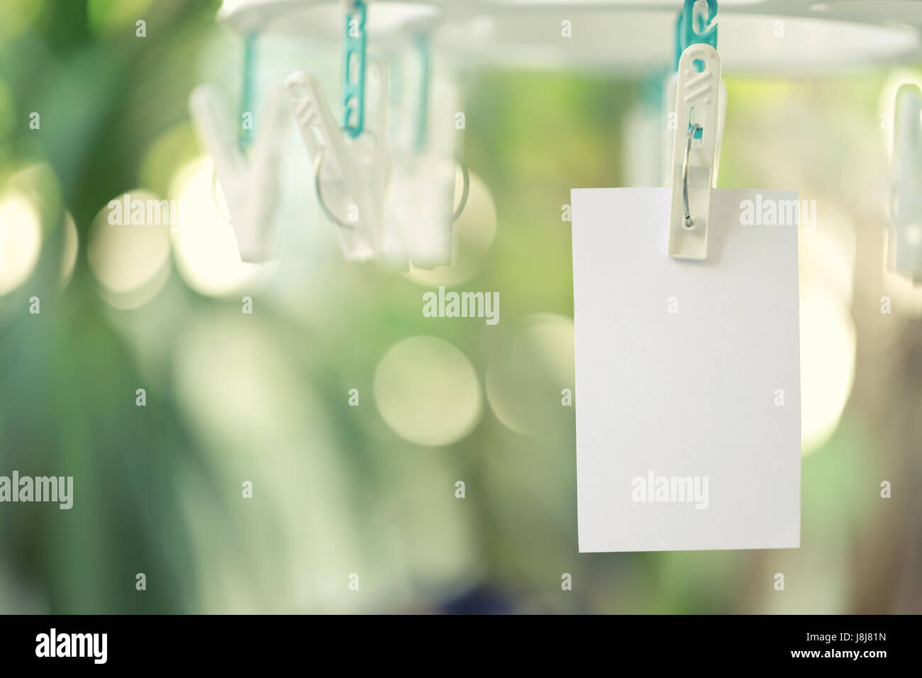 Blank white notes hanging hi-res stock photography and images - Alamy