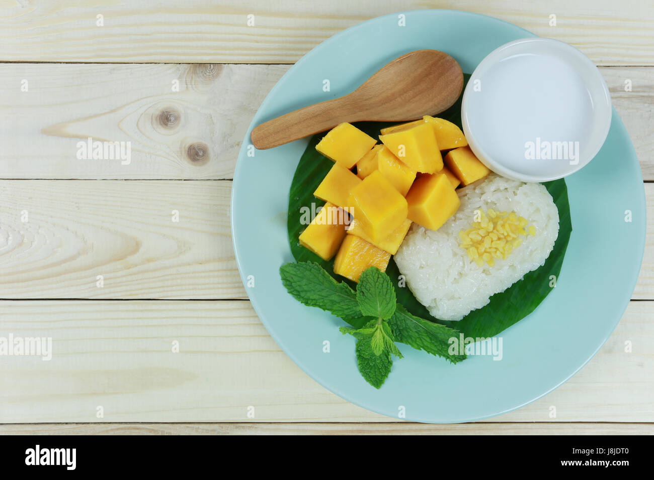 mango and sticky rice is popular traditional dessert of Thailand Stock ...