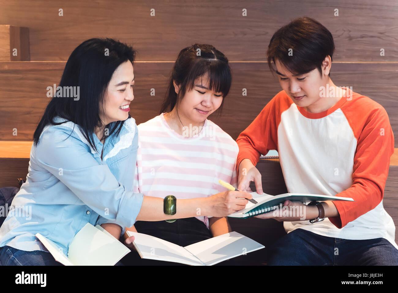 Teenage groups hi-res stock photography and images - Alamy