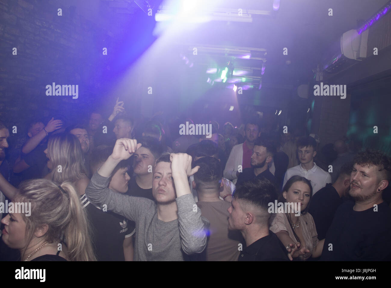 Night club crowd hi-res stock photography and images - Alamy