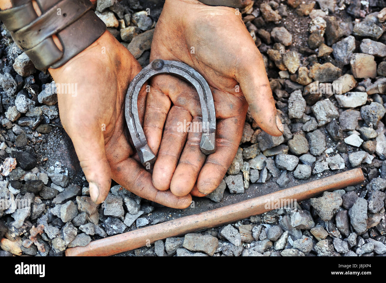 hand, hands, detail, hold, smith, horseshoe, possession, holding ...