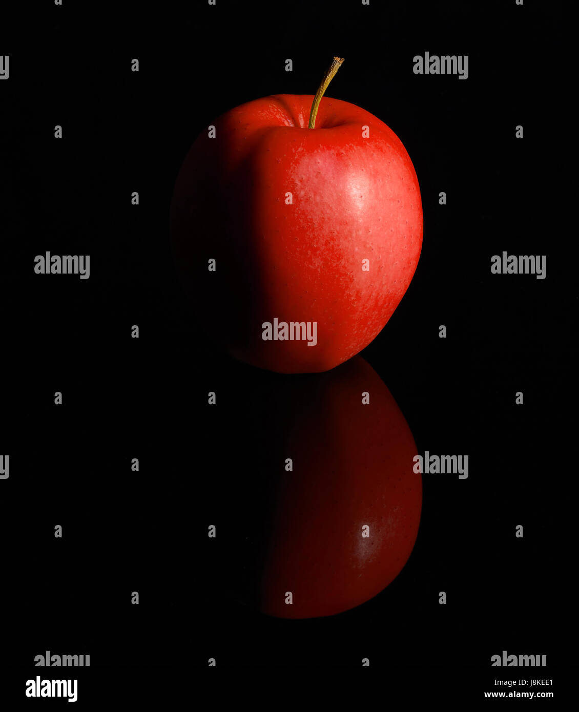 Studio photography of a fresh red apple in black reflective back Stock ...