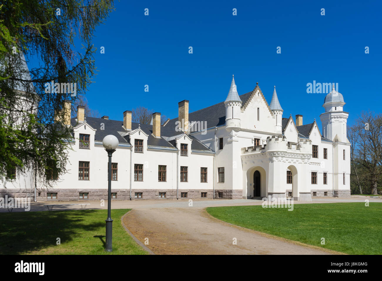 Alatskivi castle by sunny springtime. Neo-gothic style manor, Tartu ...