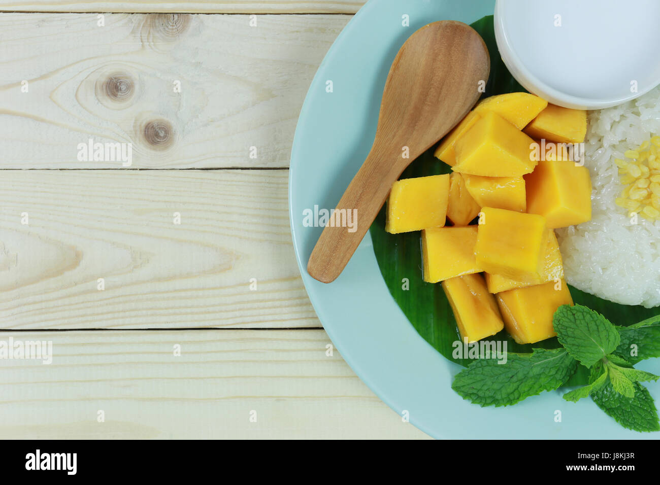 mango and sticky rice is popular traditional dessert of Thailand Stock ...