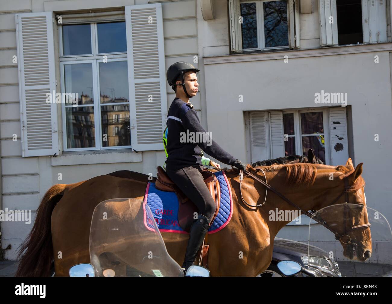 Paris france police mounted hi-res stock photography and images - Alamy