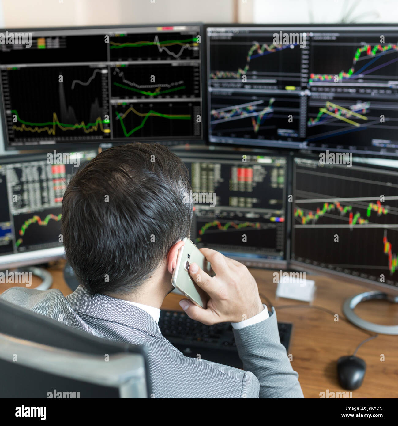 Mobile stock data analysis hi-res stock photography and images - Alamy