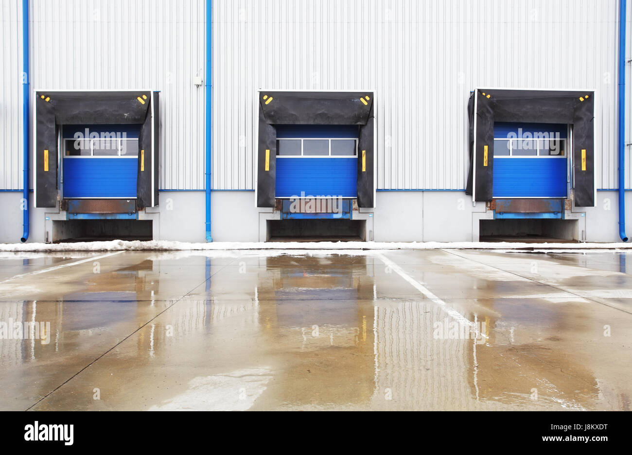 Loading lorry docks hi-res stock photography and images - Alamy