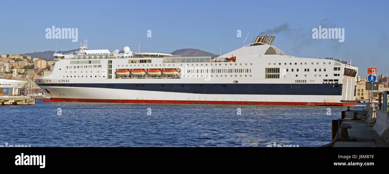 Mooring manoeuvre hi-res stock photography and images - Alamy