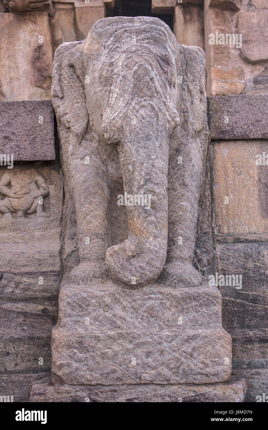 Elephant Pillar at the entrance of Upper Shivalaya temple, North Badami ...