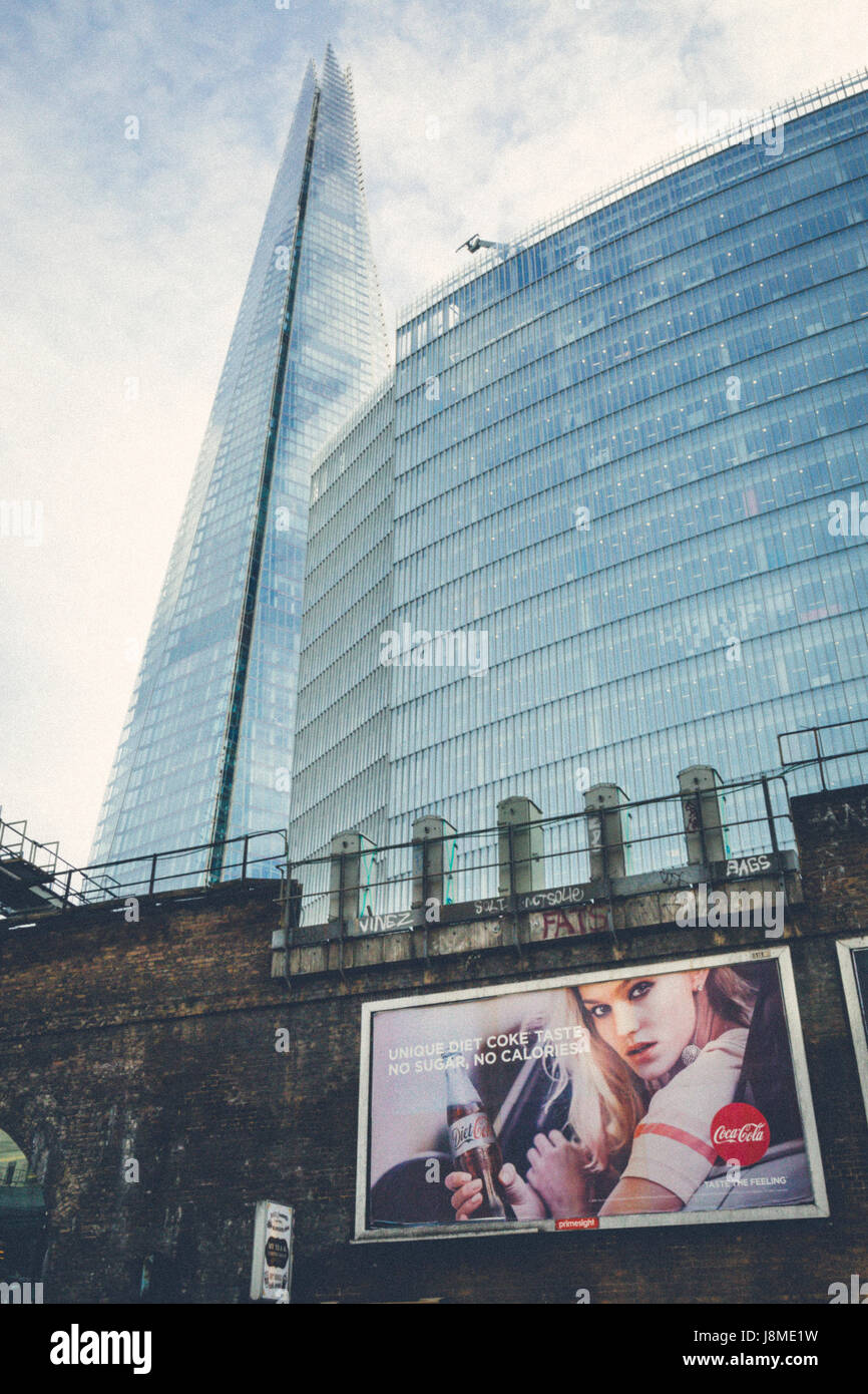 Office building near tower bridge hi-res stock photography and images ...