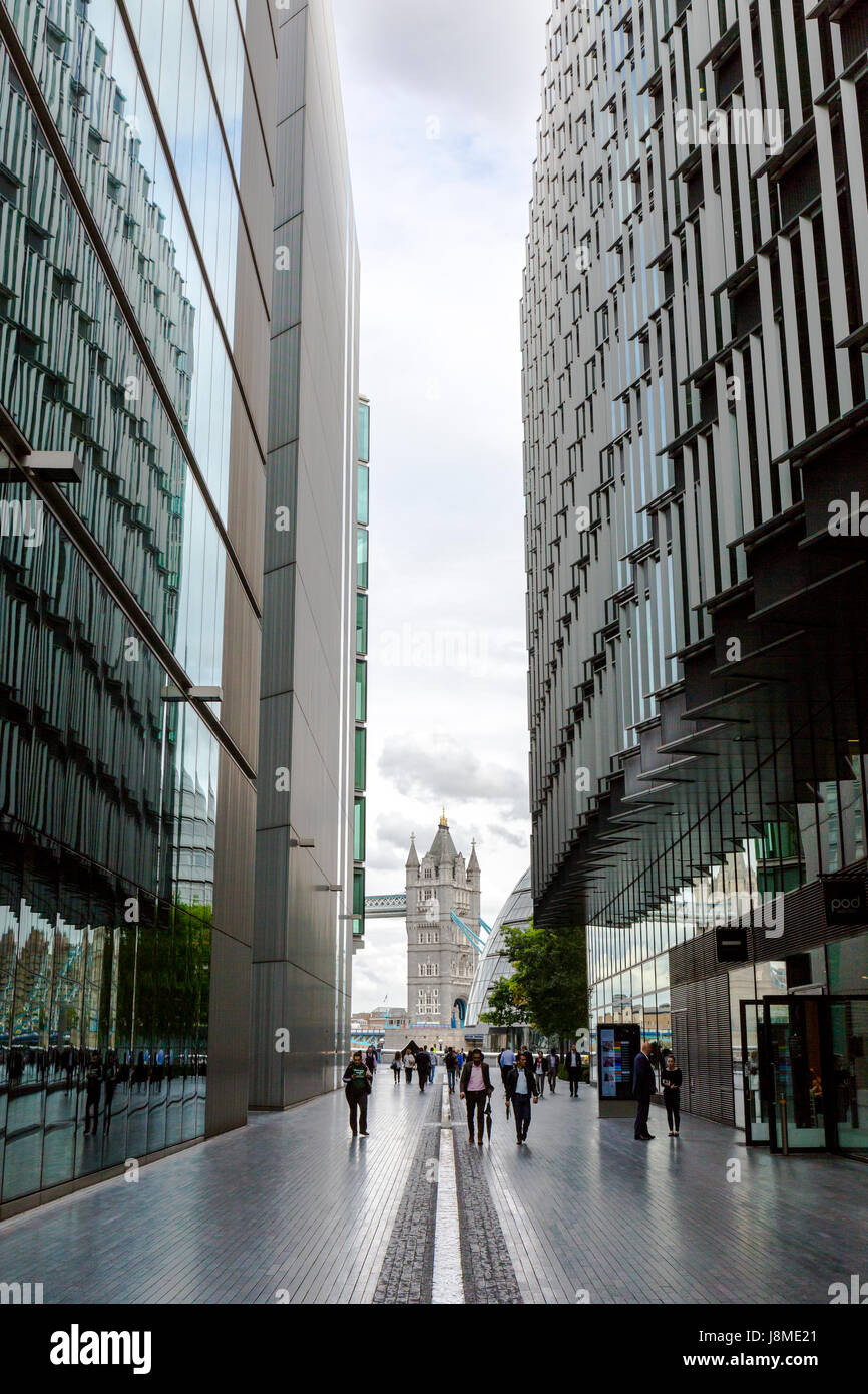 Office building near tower bridge hi-res stock photography and images ...