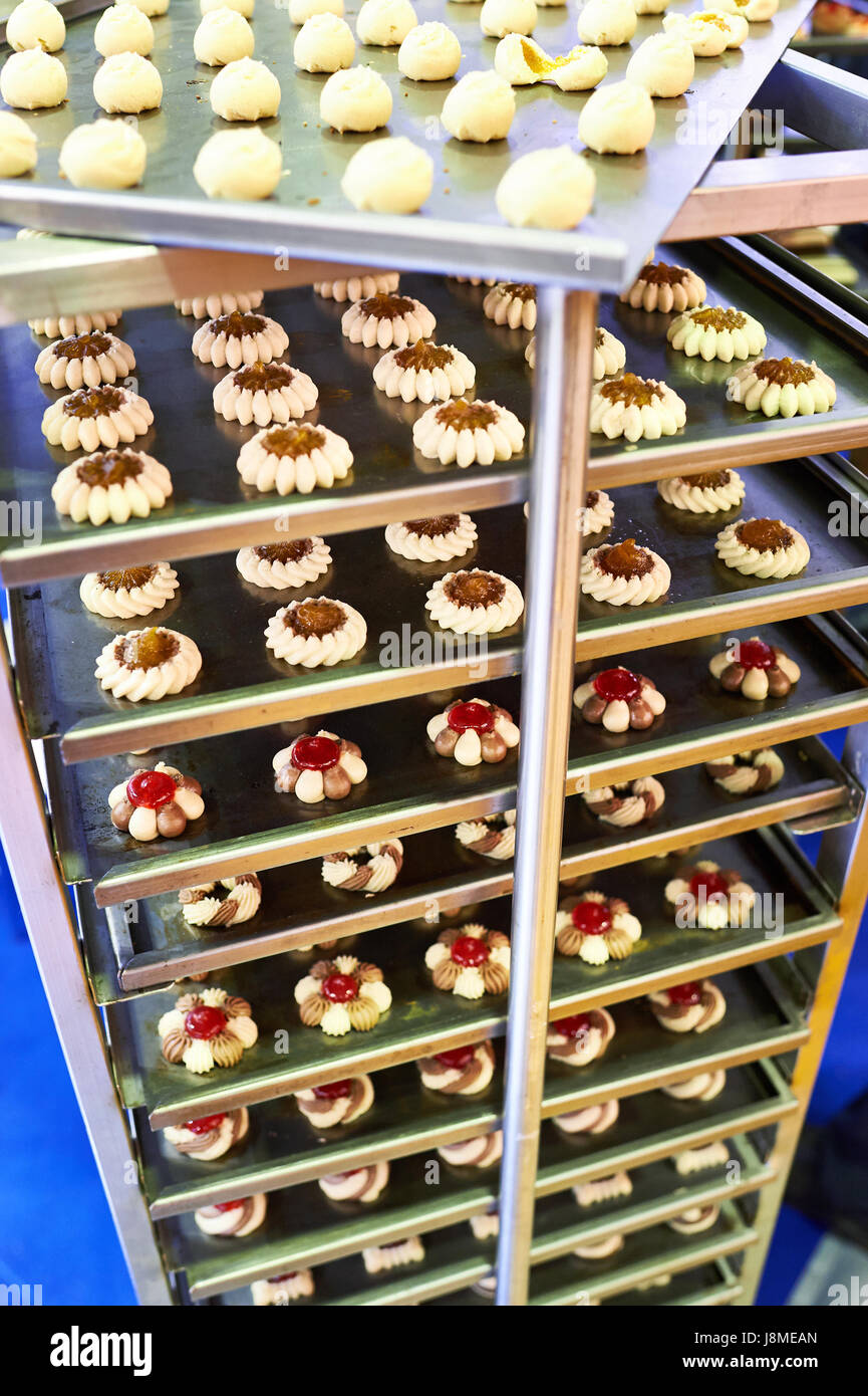 Cakes shelves hi-res stock photography and images - Alamy