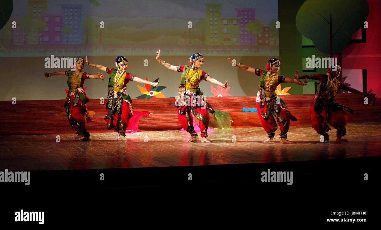 Bangladeshi children perform traditional dance hi-res stock photography ...