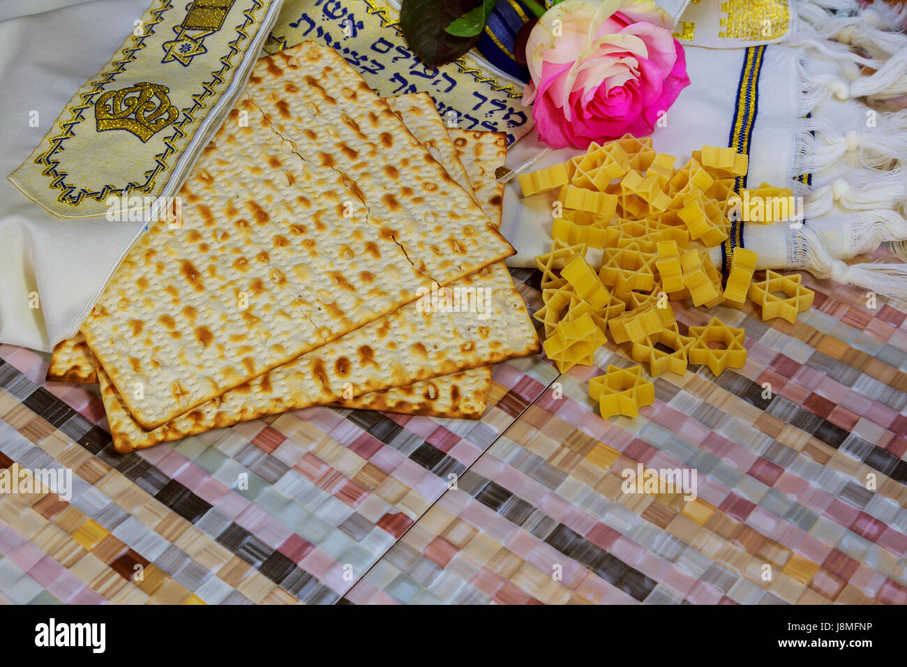 Pesach matzo passover with wine and matzoh jewish passover bread Stock ...