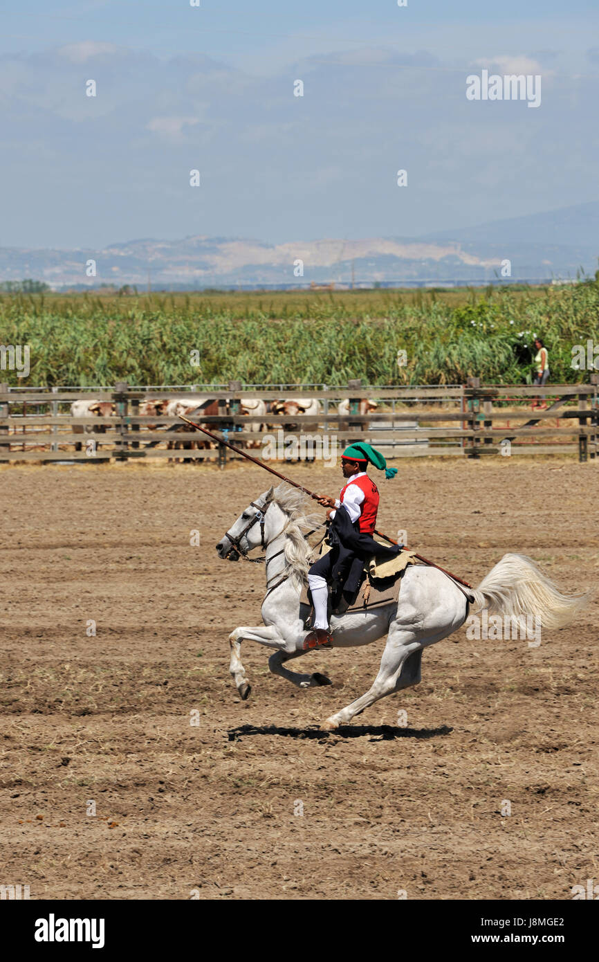 Traje tradicional tradicional hi-res stock photography and images - Alamy