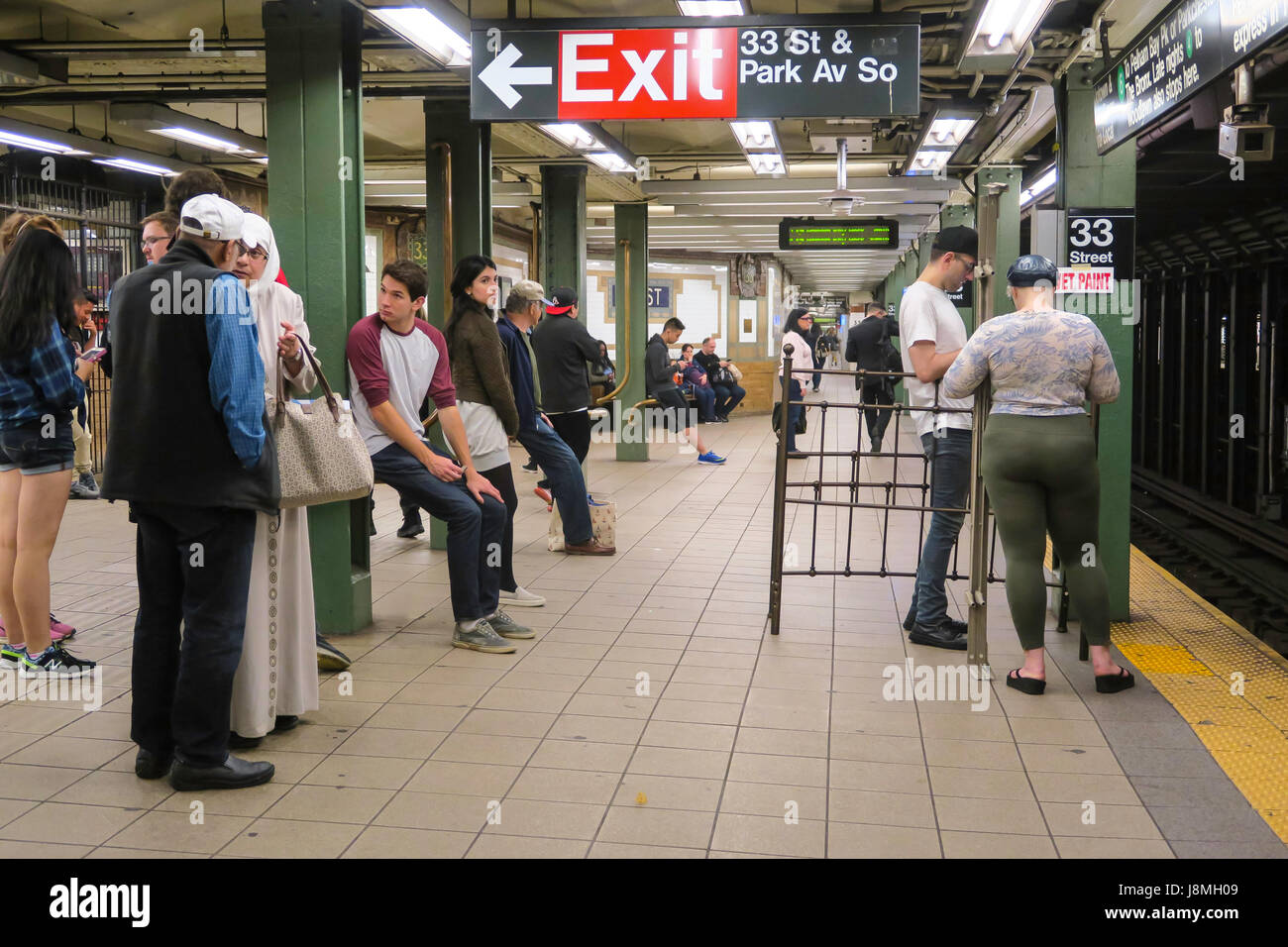 #6 subway Station, Passengers Waiting for next Train, NYC, USA Stock ...