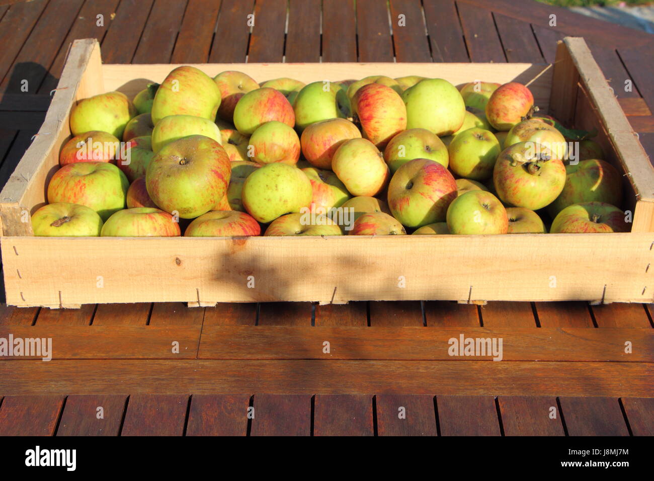 Apple crate table hi-res stock photography and images - Alamy