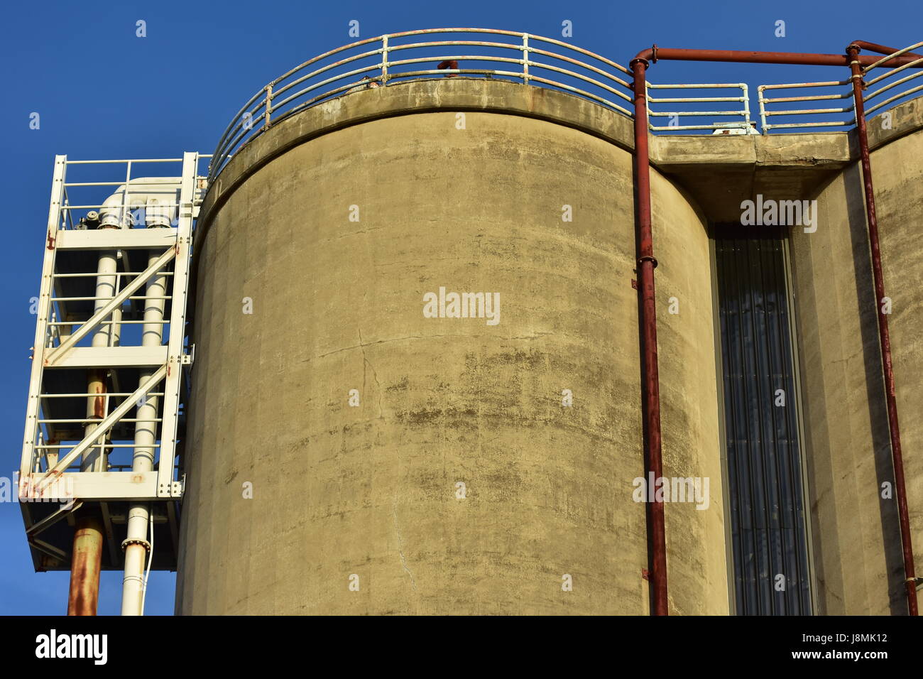 Tall concrete silos hi-res stock photography and images - Alamy