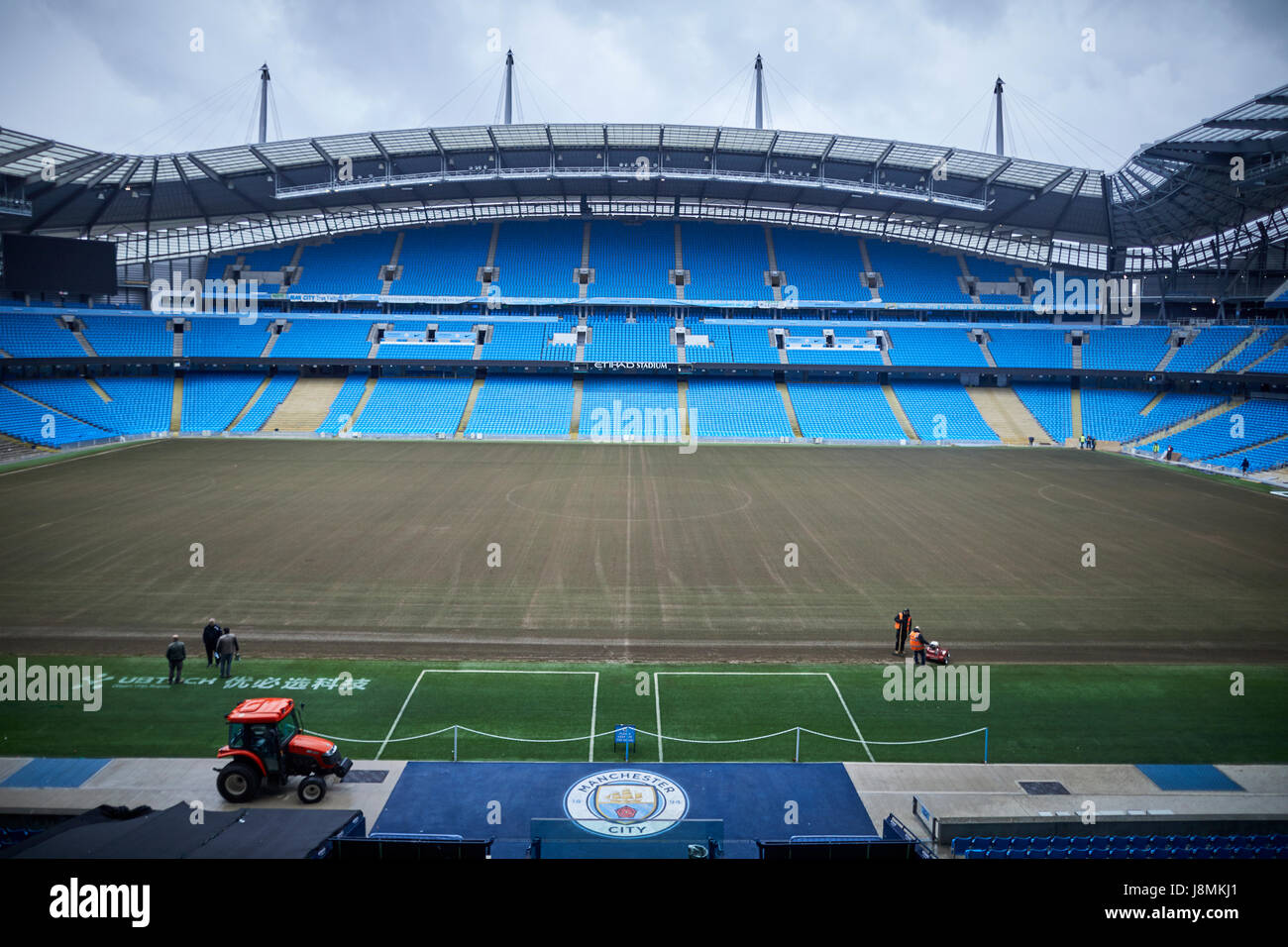Manchester City Etihad Stadium pitch repair Stock Photo - Alamy