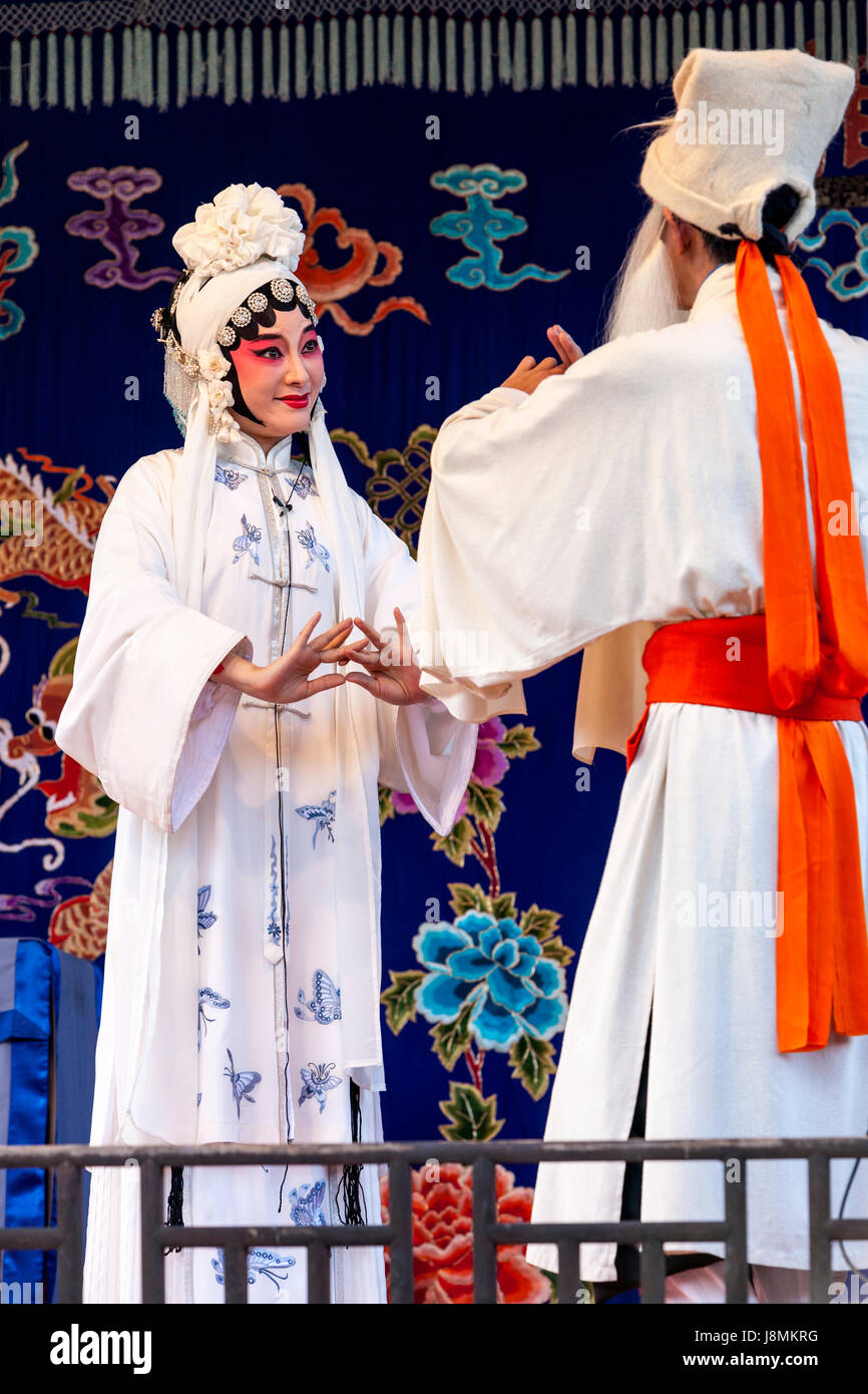 Chinese opera costume hi-res stock photography and images - Alamy
