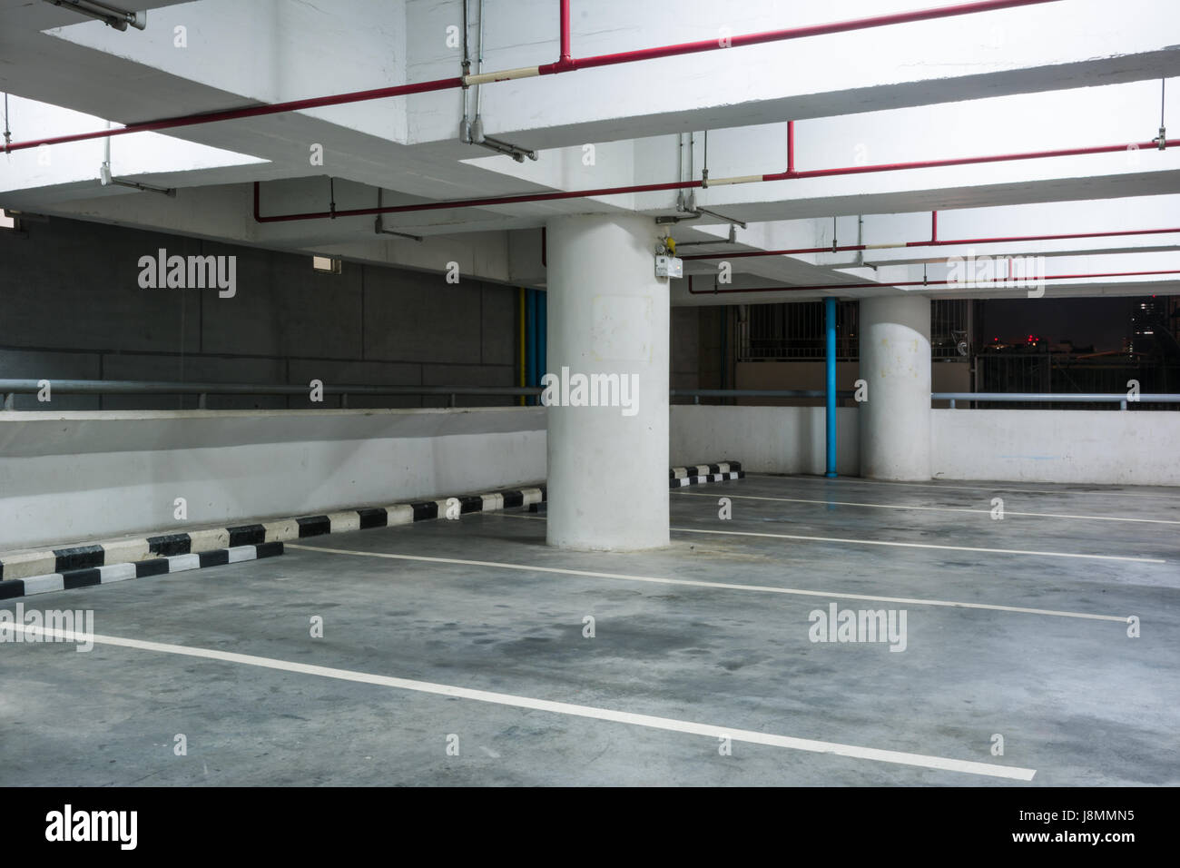 Empty underground parking lot area hi-res stock photography and images ...