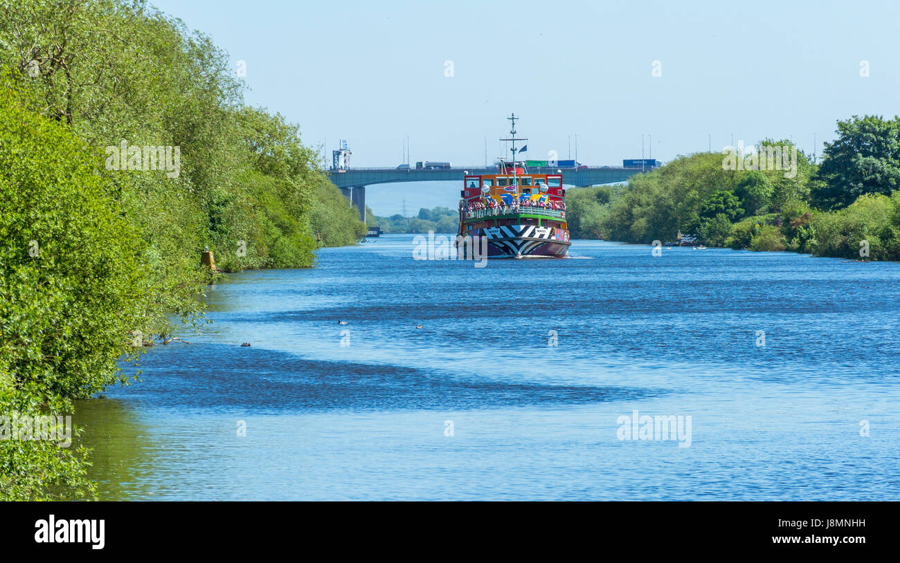 A view of the pleasure cruiser 'Snowdrop' on approach to Latchford ...