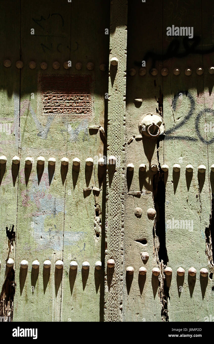 Fortified door in old town, Nizwa, Oman Stock Photo - Alamy