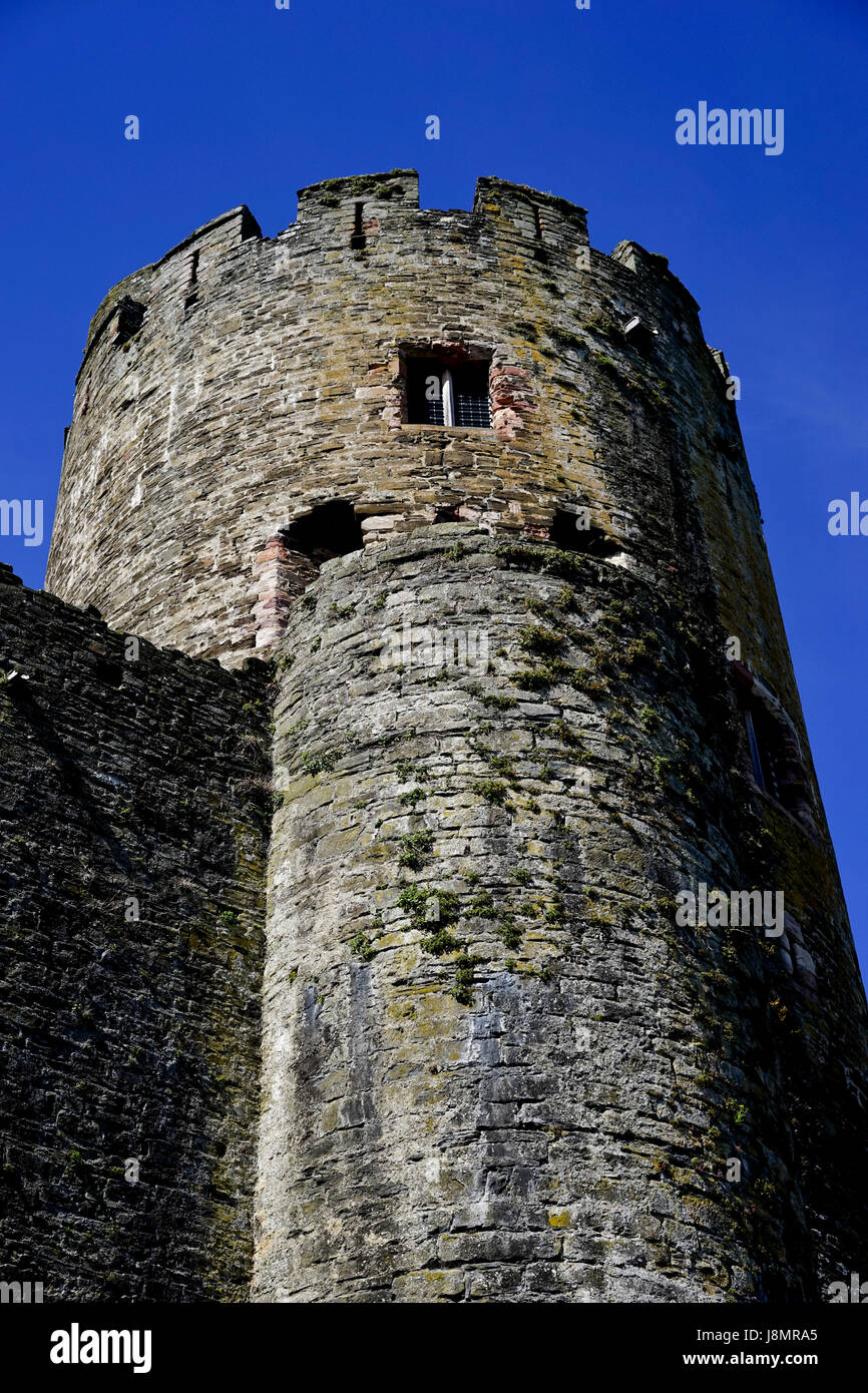 Circular castle tower hi-res stock photography and images - Alamy