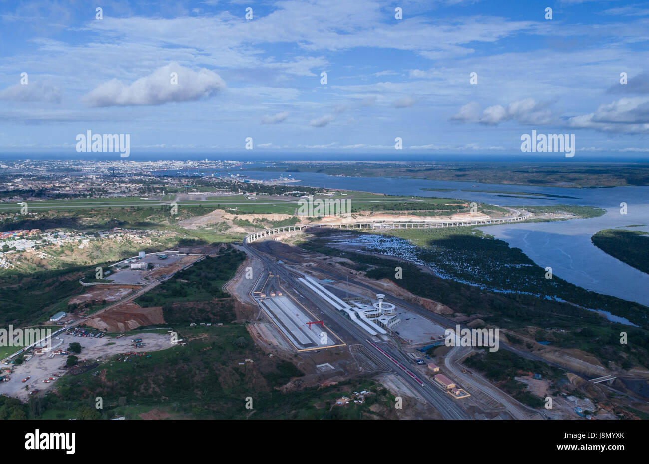 (170529) -- NAIROBI, May 29, 2017 (Xinhua) -- A train arrives at ...
