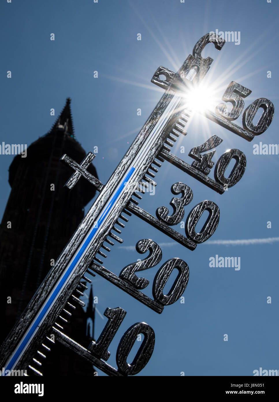 A thermometre indicates 35 degrees in Freiburg, Germany, 29 May 2017 ...