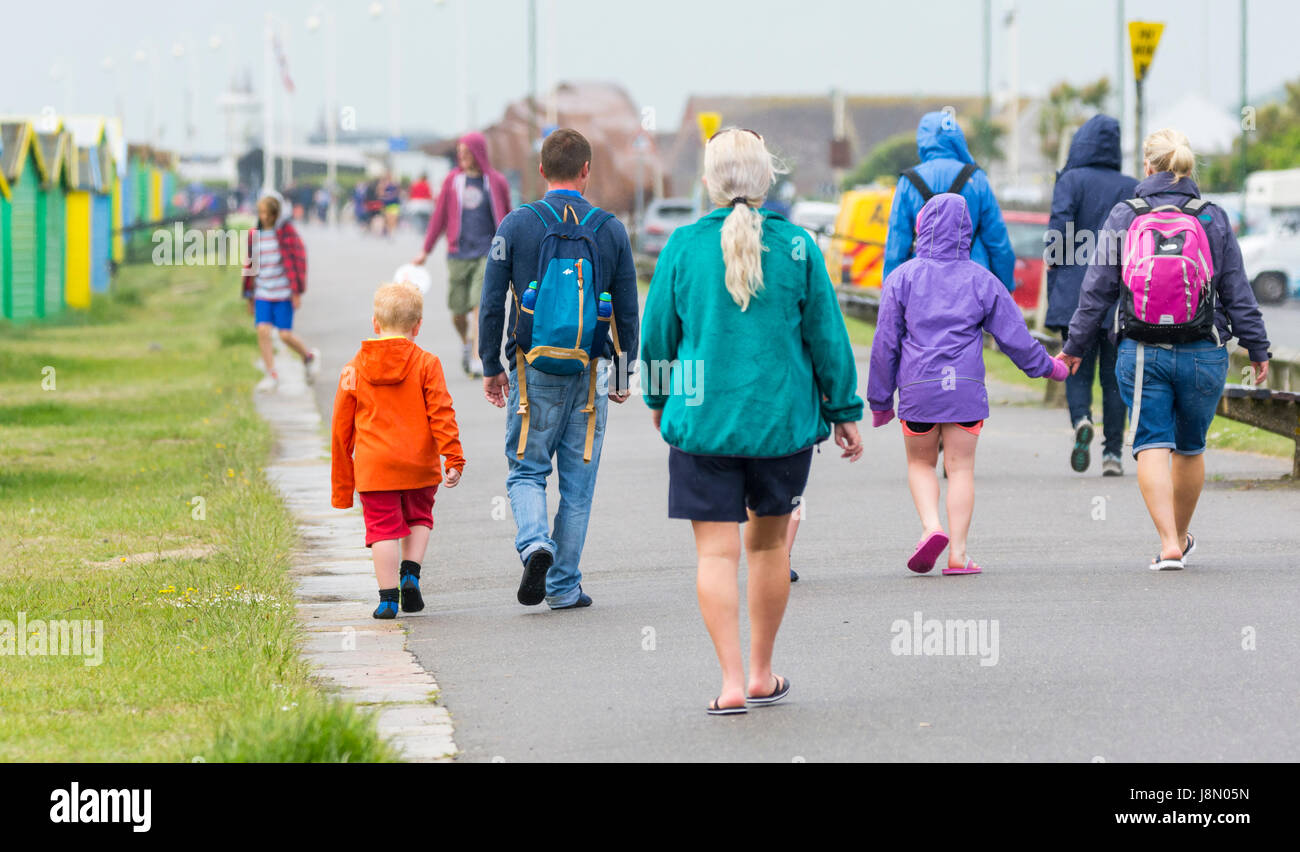 People walking in the rain hi-res stock photography and images - Alamy