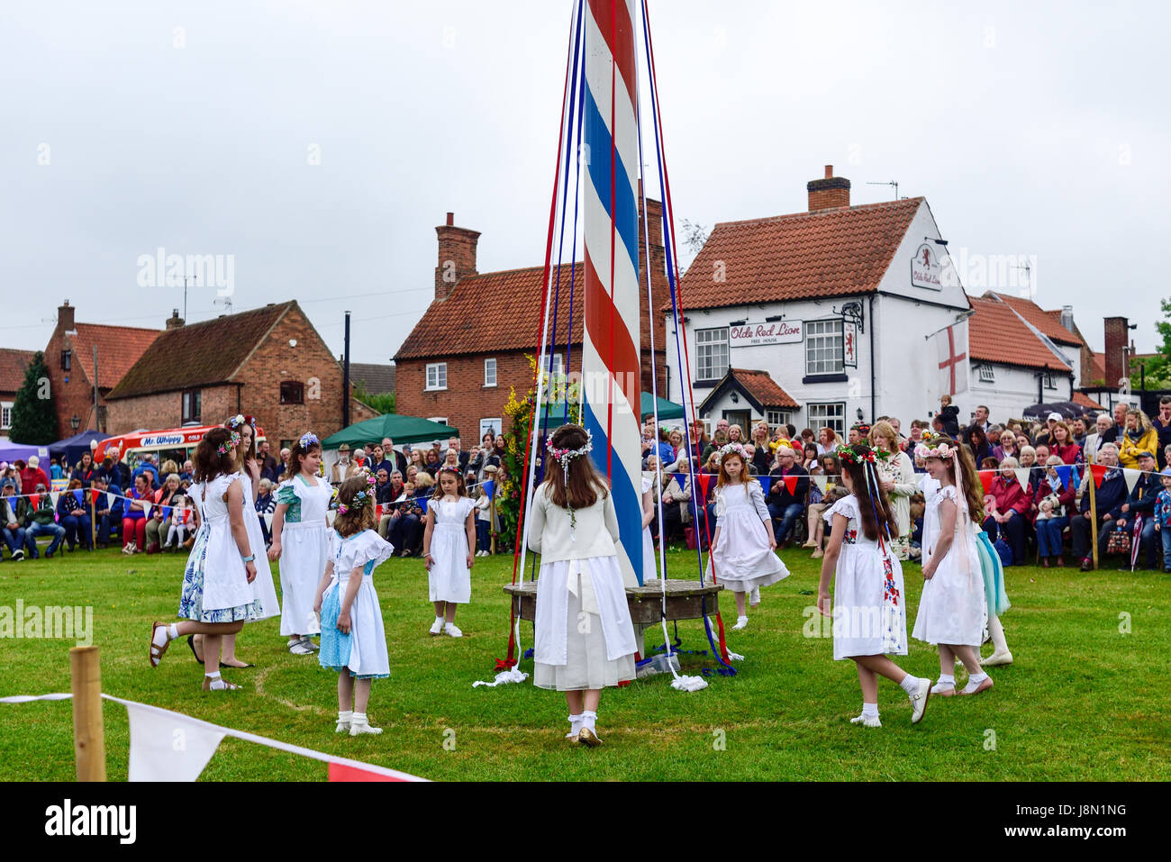Wellow, Nottinghamshire, UK. 29th May, 2017. The crowning of the ...