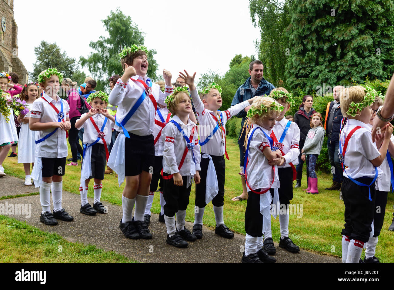 Wellow, Nottinghamshire, UK. 29th May, 2017. The crowning of the ...
