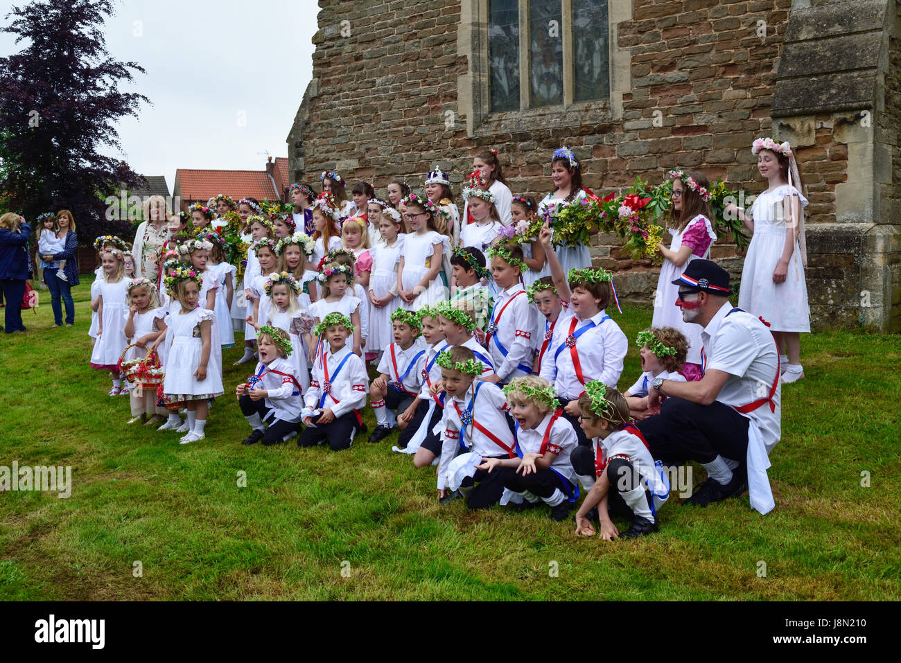 Wellow, Nottinghamshire, UK. 29th May, 2017. The crowning of the ...