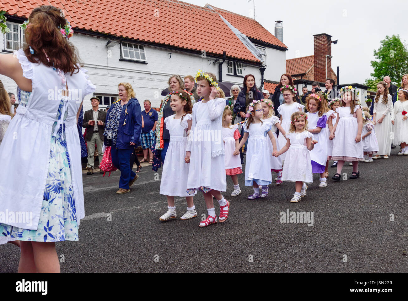 Wellow, Nottinghamshire, UK. 29th May, 2017. The crowning of the ...