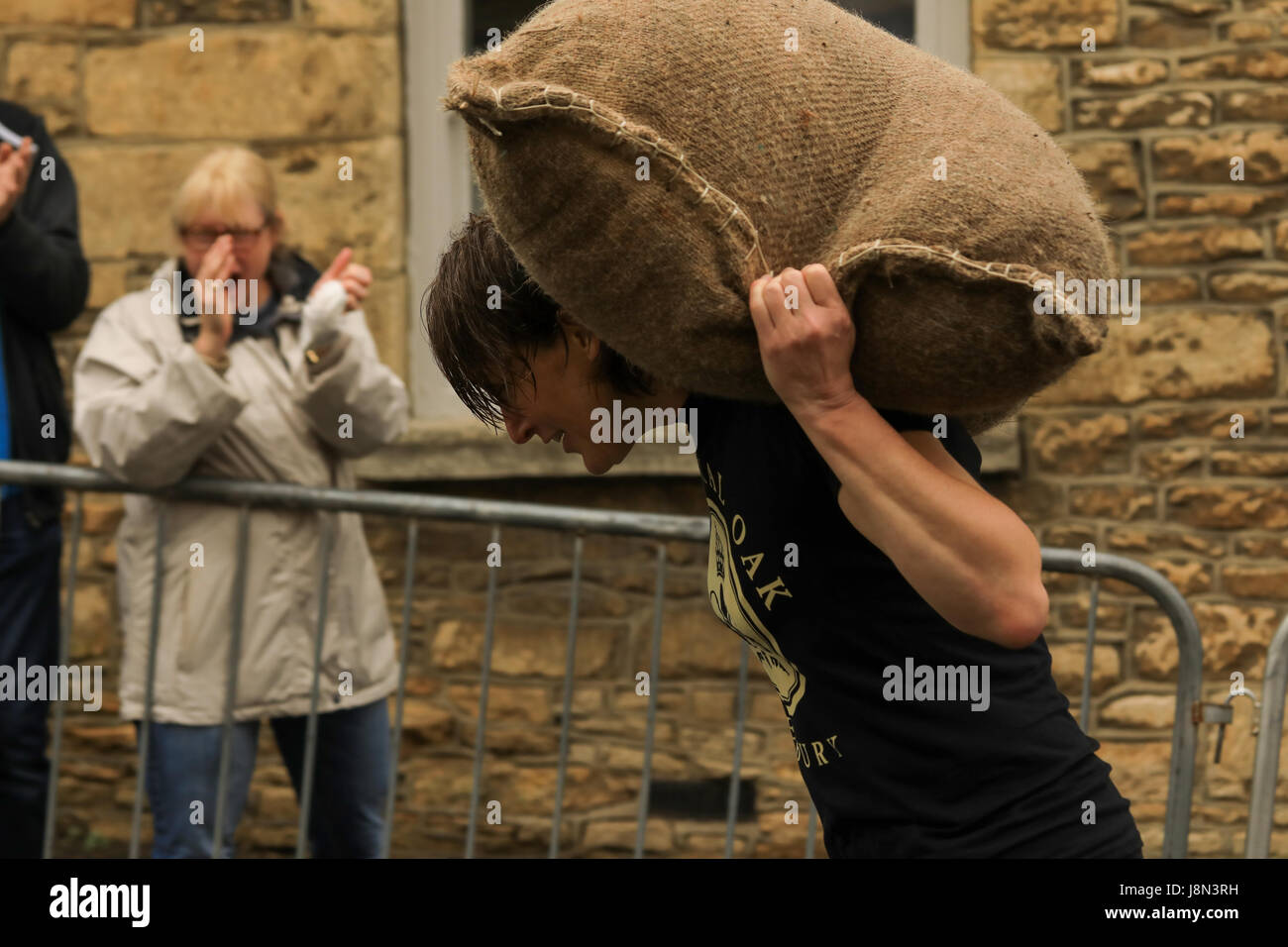 Tetbury, Gloucestershire, UK. 29th May, 2017. Competitors carry heavy ...