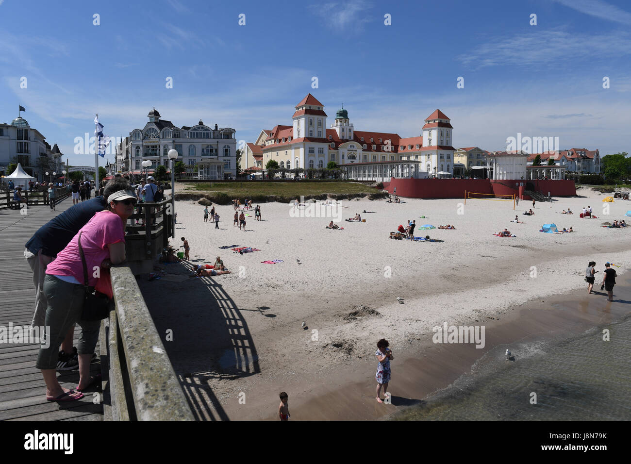 Binz, Germany. 26th May, 2017. Tourists enjoy the weather at the Baltic ...