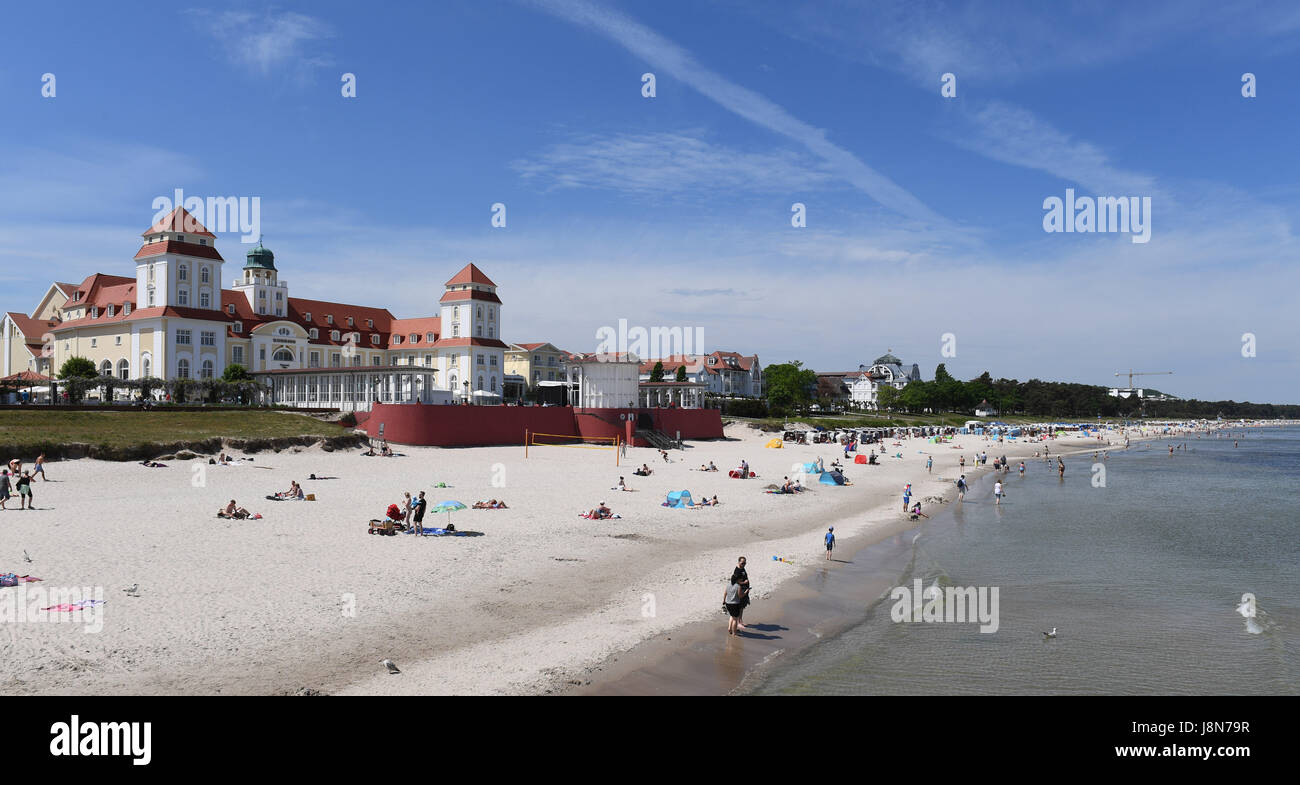 Binz, Germany. 26th May, 2017. Tourists enjoy the weather at the Baltic ...