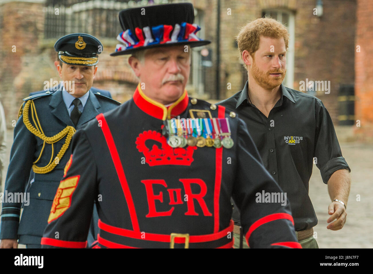 Yeoman warder beefeater soldiers hi-res stock photography and images ...