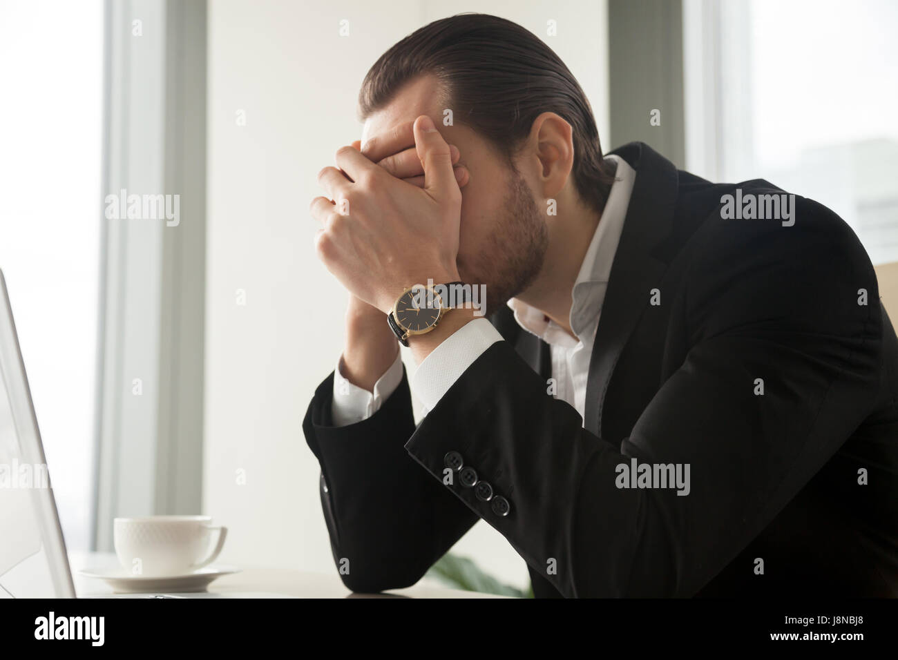 Man crying desk hi-res stock photography and images - Alamy