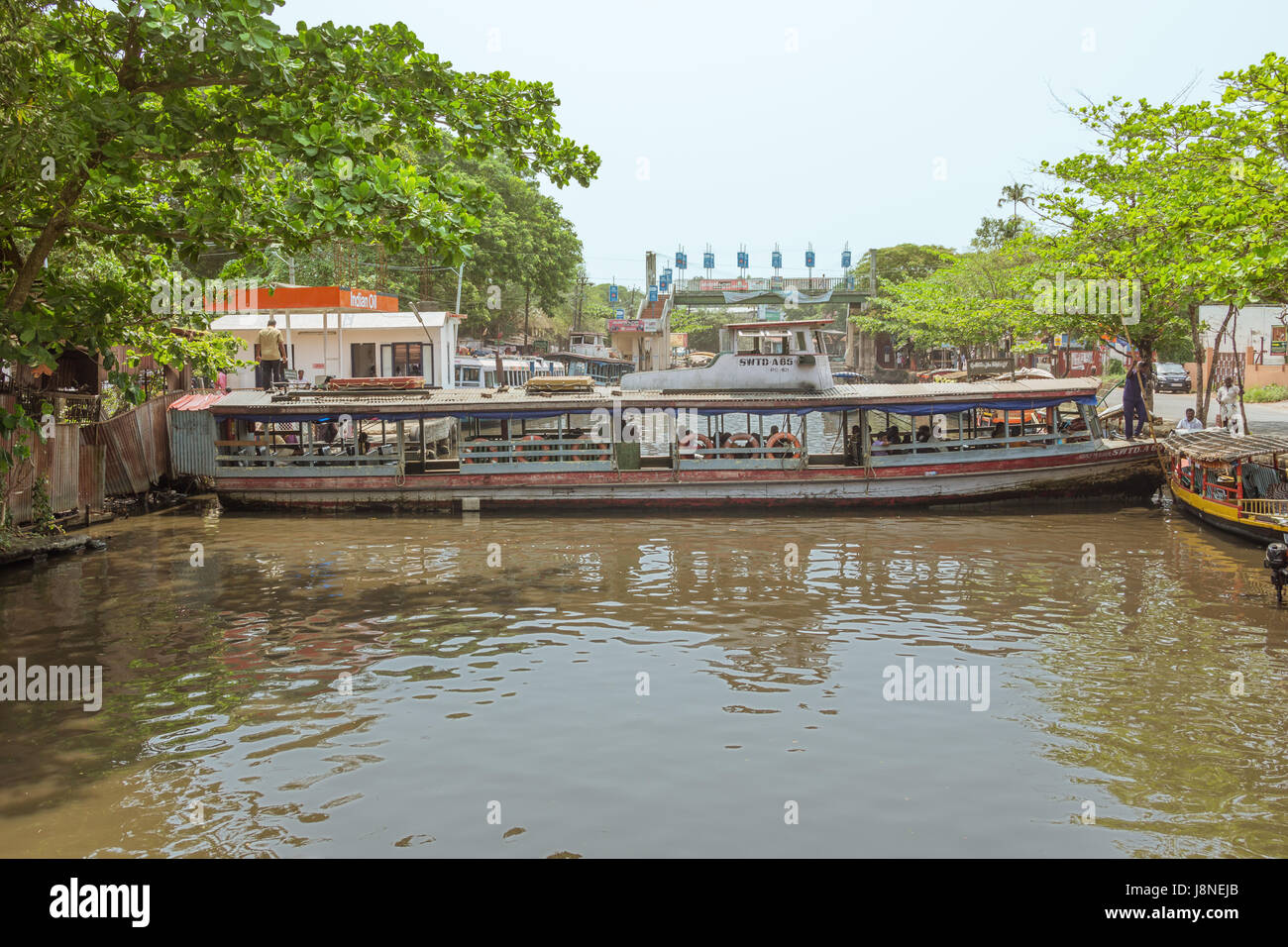 Air conditioned houseboat hi-res stock photography and images - Alamy