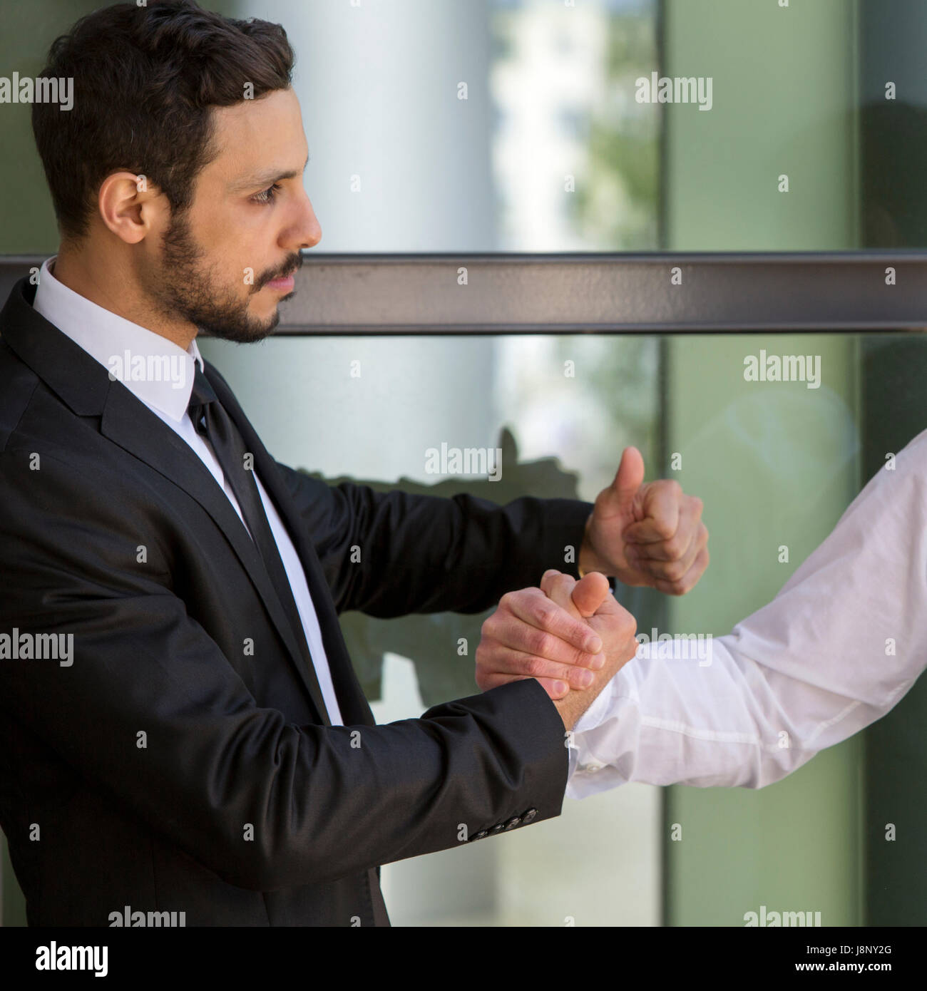 Businessmen shaking hands outside hi-res stock photography and images ...