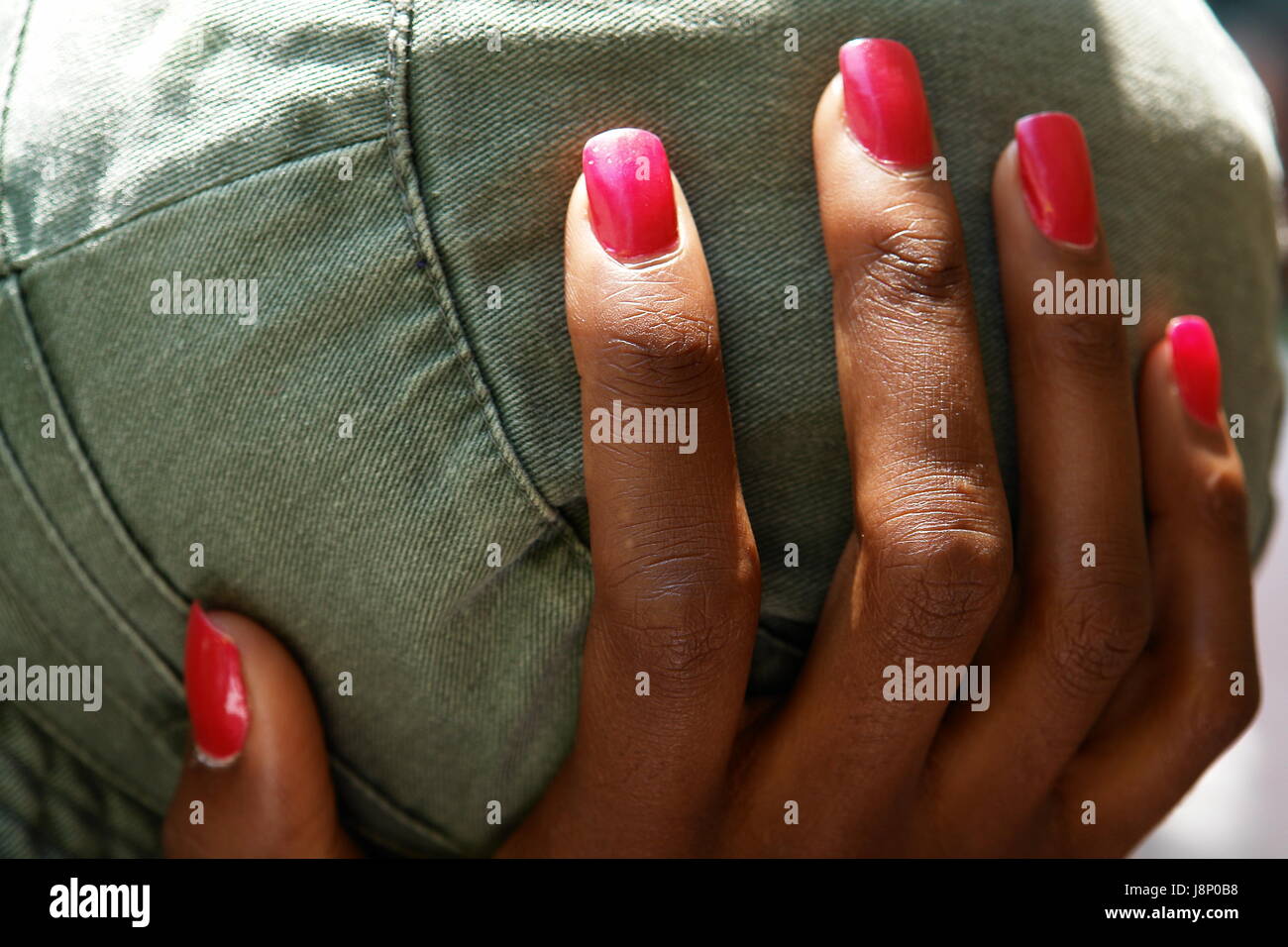 Hand of black woman with red nails Stock Photo - Alamy
