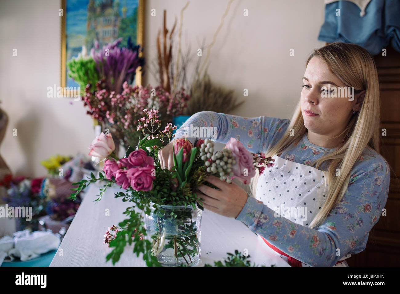 Making bouquet hi-res stock photography and images - Alamy