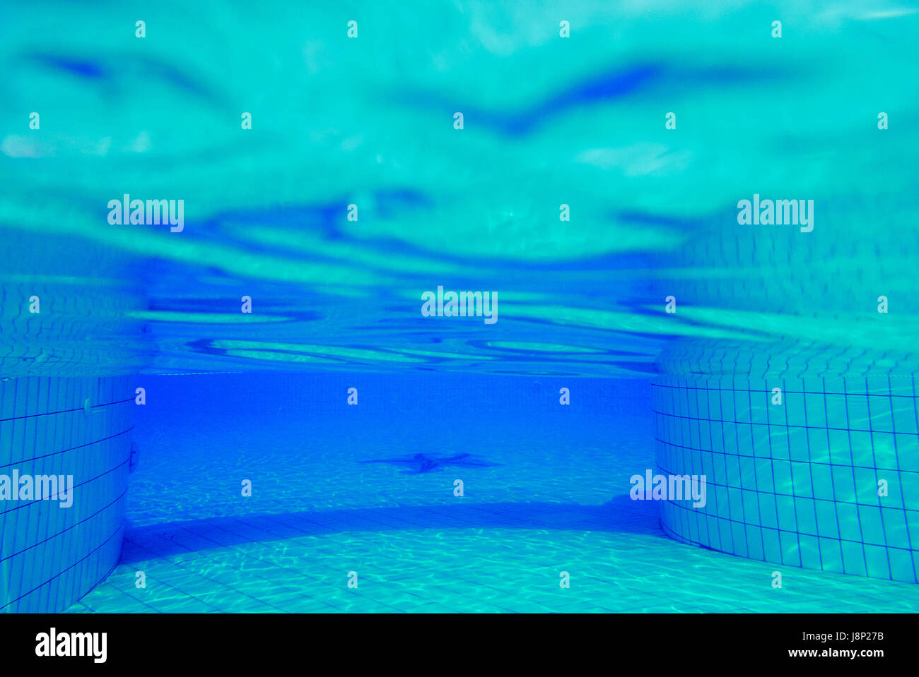 Background underwater light patterns in clear swimming pool Stock Photo ...