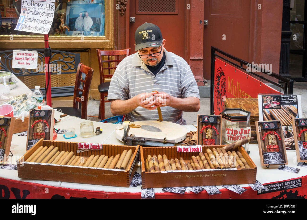 Hand smoking cigars cigar hi-res stock photography and images - Alamy