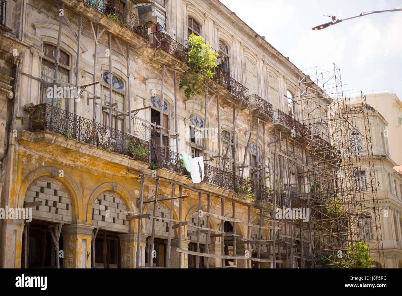 Refurbishing old Havana building Stock Photo - Alamy