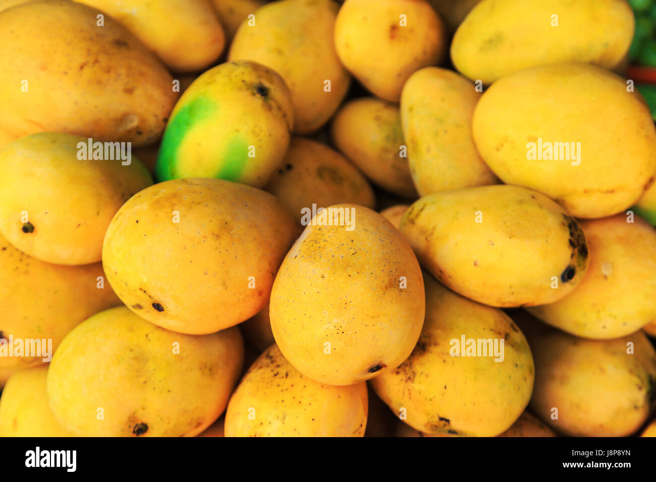 Mango in Indian market. Close-up fruit background Stock Photo - Alamy