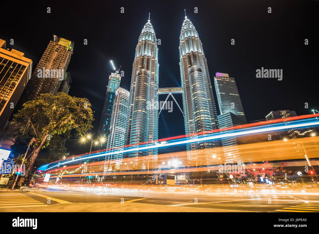 Bus Passed Through Tallest Twin Tower In The World Located in Kuala ...
