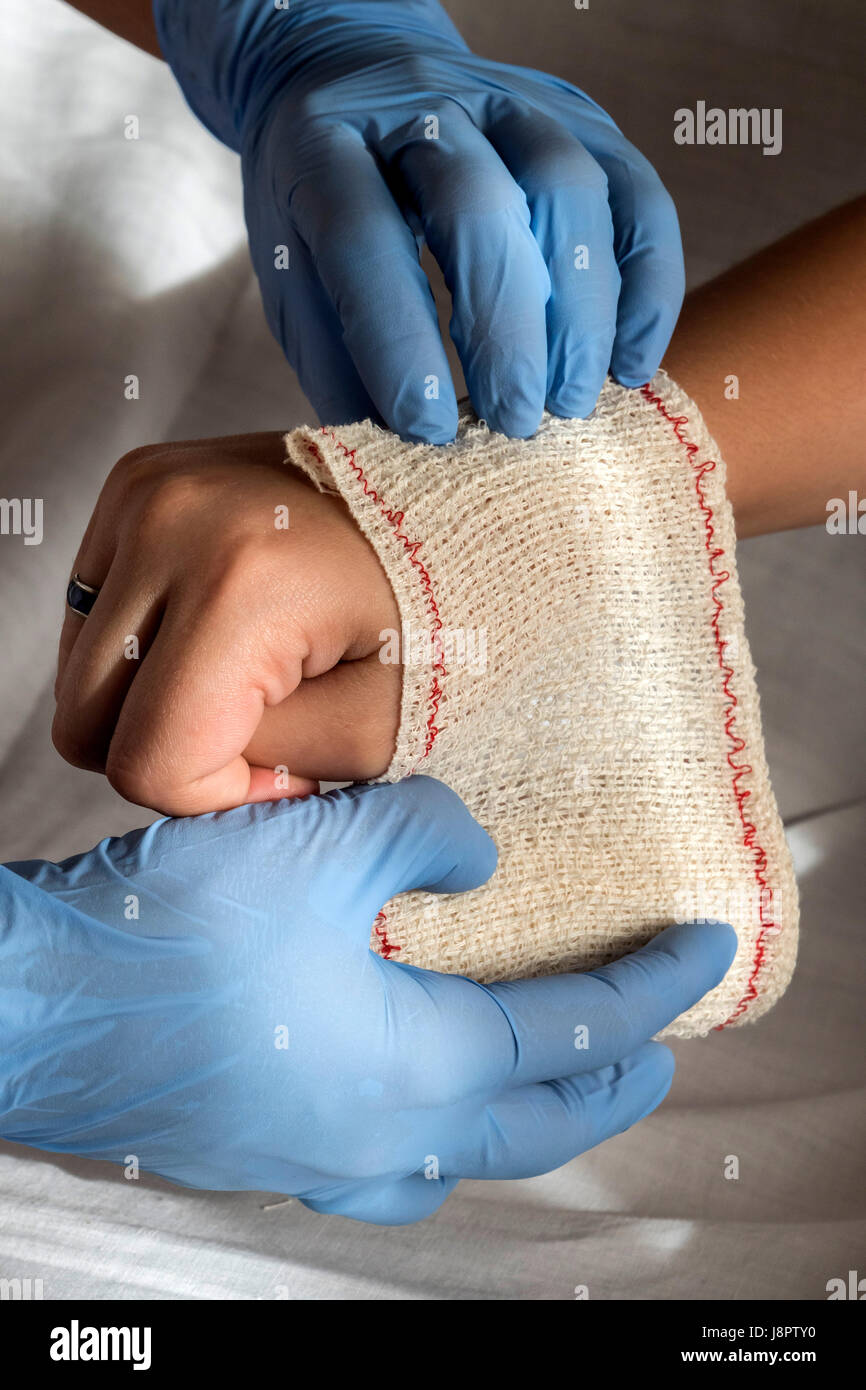 Male nurse bandage leg hi-res stock photography and images - Alamy